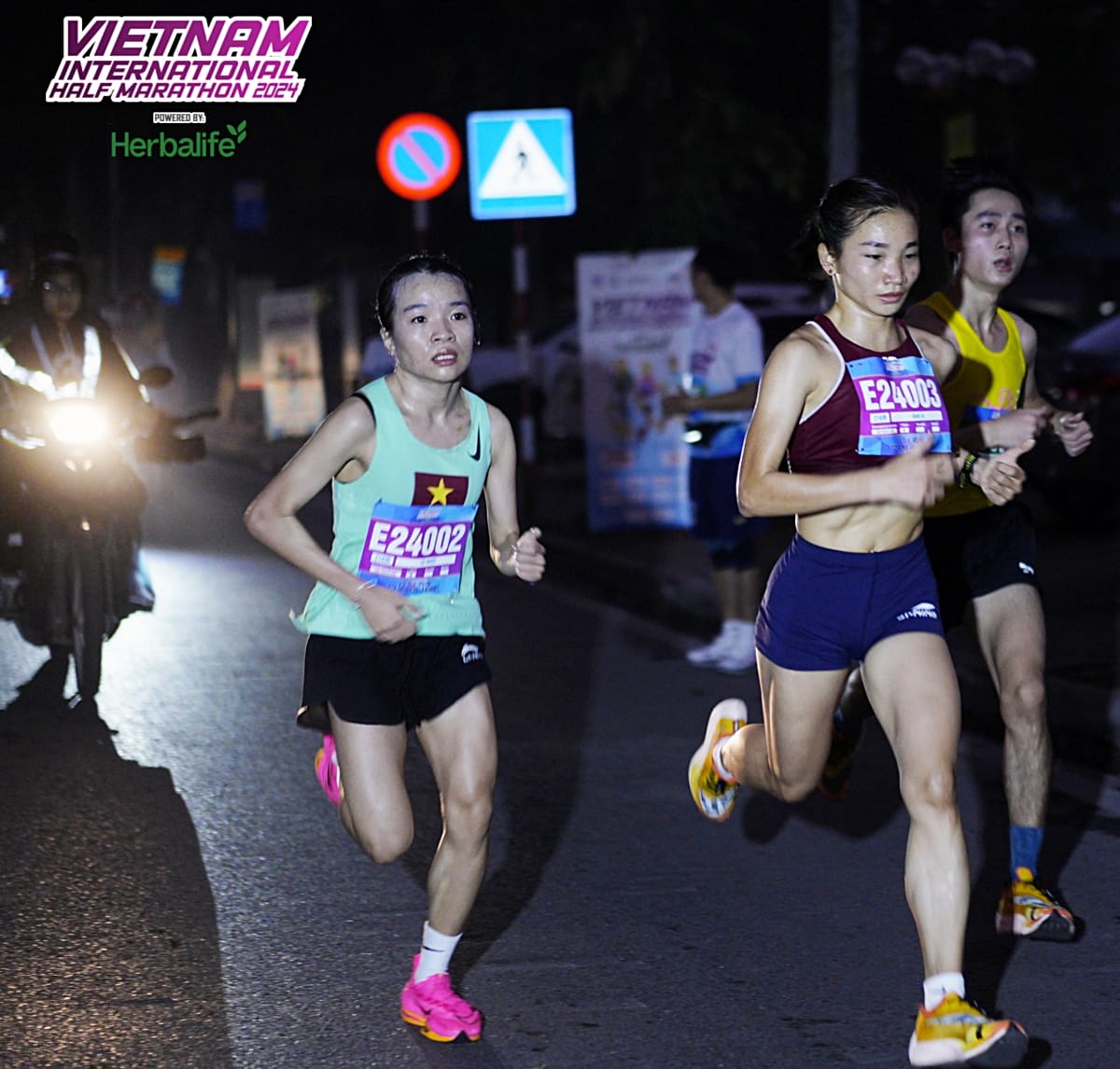 Đợi kỷ lục từ cuộc đua đỉnh cao Oanh - Tuyết trên đường chạy Vietnam International Half Marathon ...